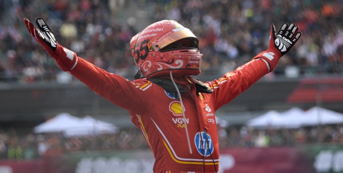 Carlos Sainz y Ferrari triunfan en México